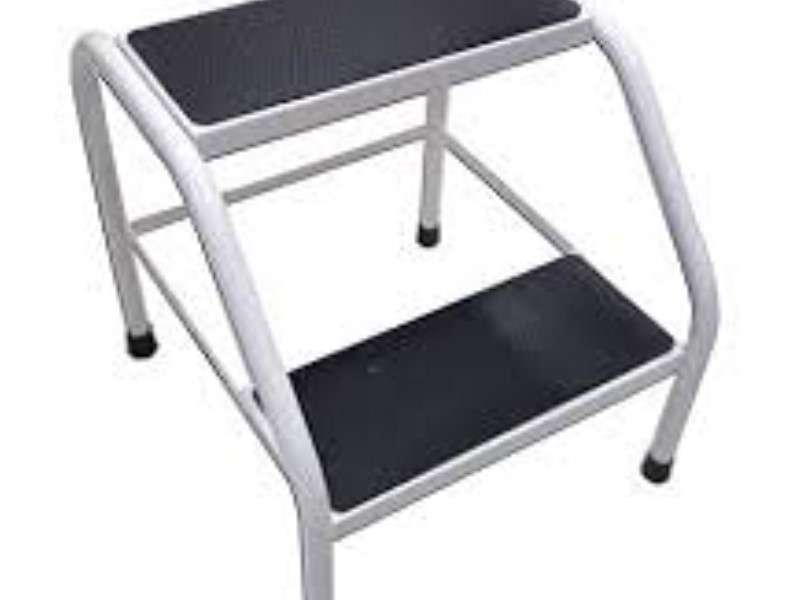 ESCADA COM DOIS DEGRAUS, MOD LC-M055 - Equipamentos - Grupo Lucadema